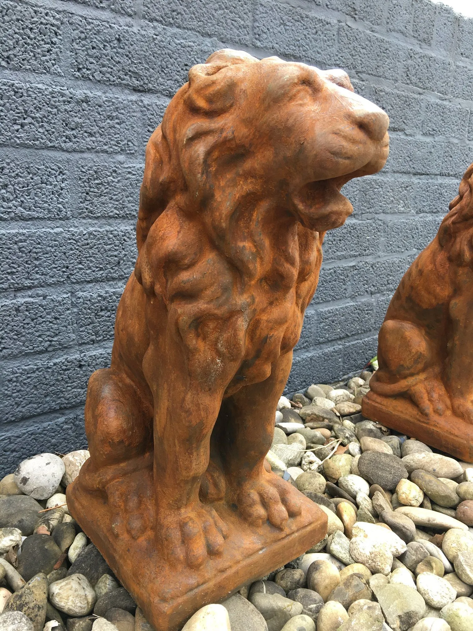 Zittende leeuwen - 50 cm - stenen beeld - set van 2 - oxide